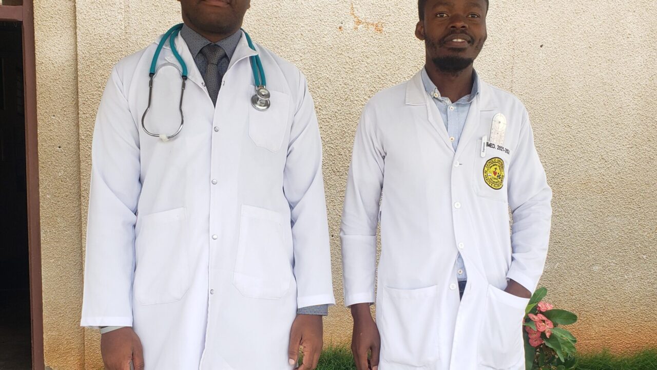 Herzlichen Glückwunsch Dr. Msagati und Dr. Mtomo | Artemed Stiftung